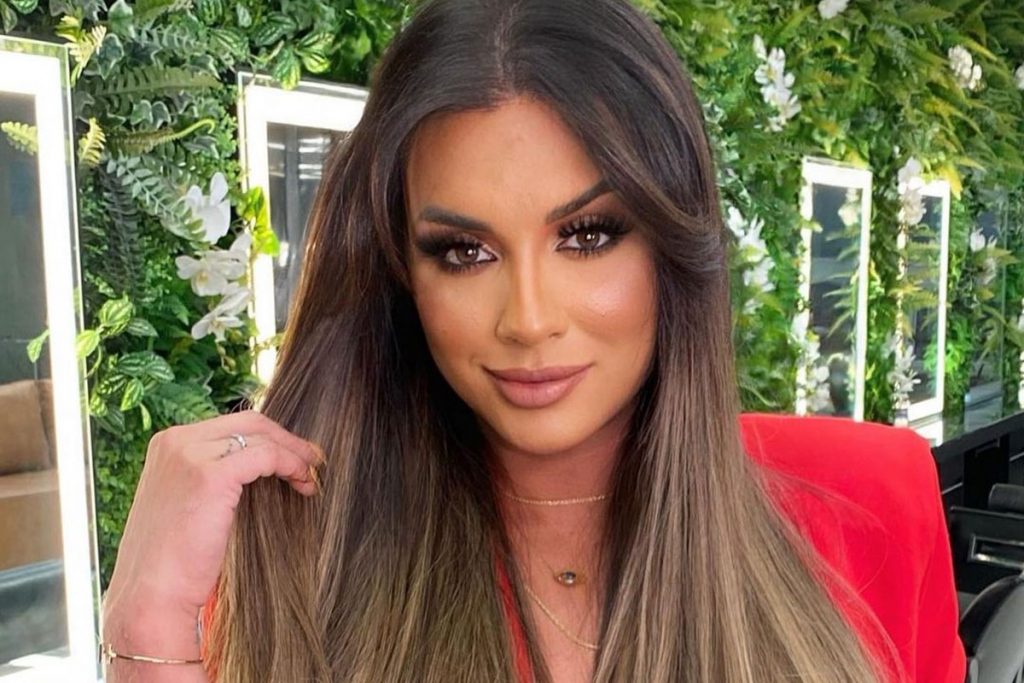 Juju Salimeni mostra 'consequência' dos treinos intensos nas mãos