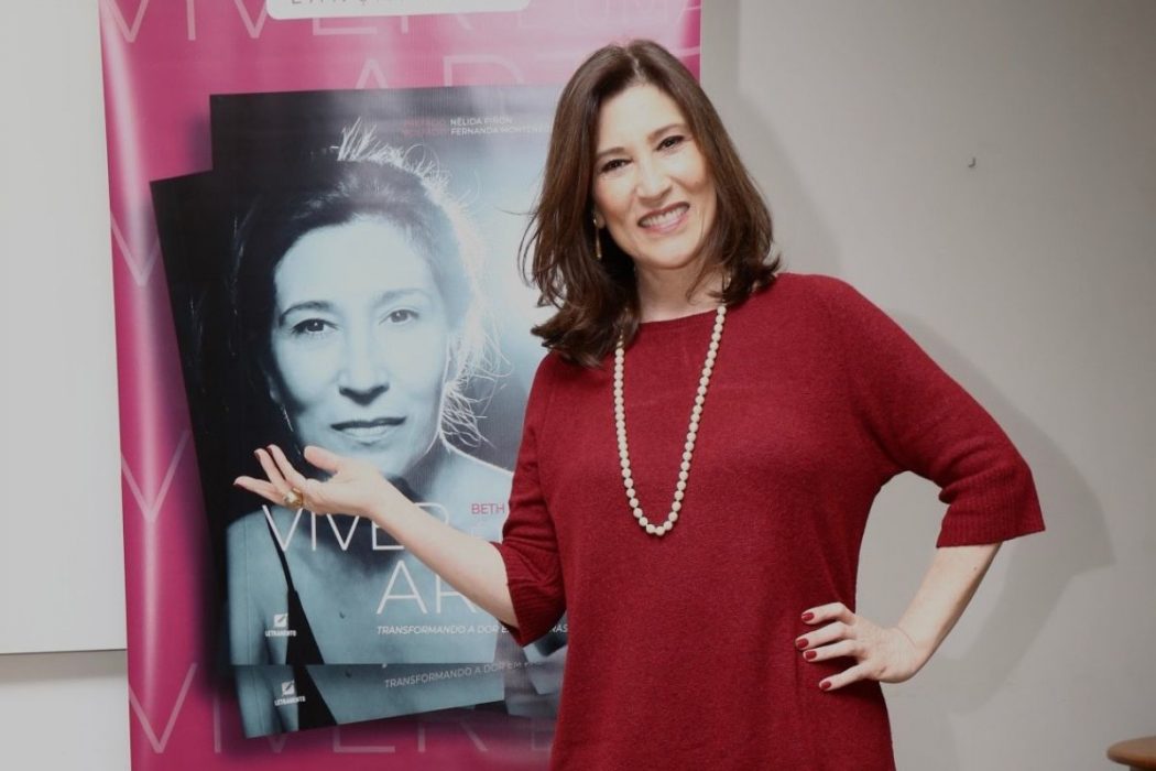 Beth Goulart faz sua estreia como escritora em São Paulo. Veja fotos!