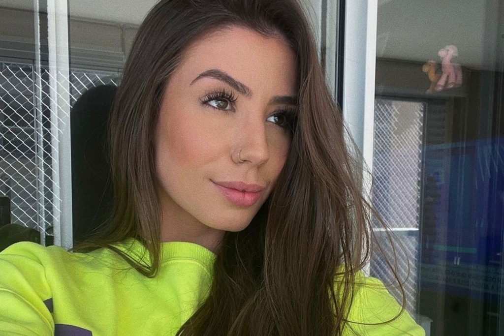 Maria Lina usa calcinha fio-dental e mostra marquinha do bronzeado