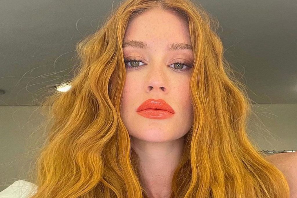 Marina Ruy Barbosa surge com cabelo cacheado e bocão em selfie