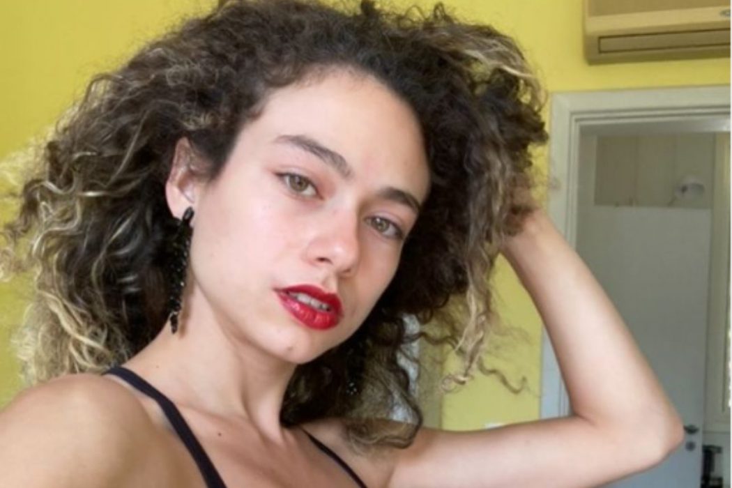 Victoria Rossetti exibe axilas com pelos em clique na web. Veja: - OFuxico