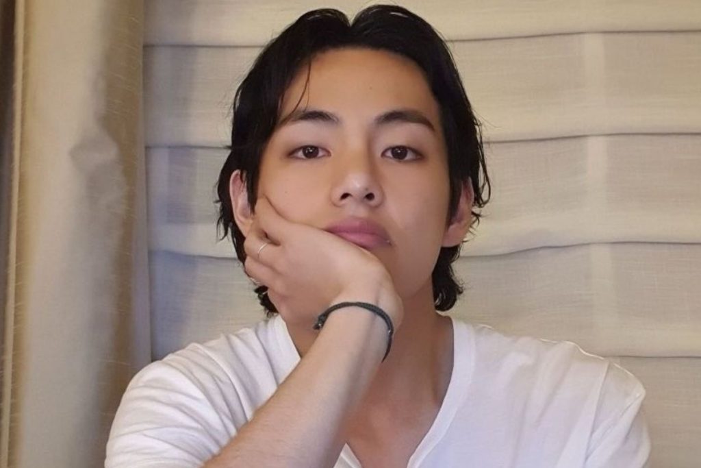 V, do BTS, viaja para desfile em Paris com look de R$ 32 mil. Veja!