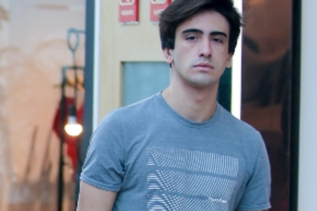 Filho de Gloria Pires faz aparição rara ao lado da atriz em passeio no Rio