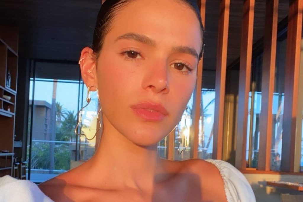 Bruna Marquezine volta ao Brasil e ganha surpresa da família. Veja!