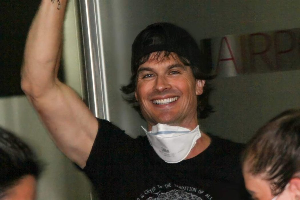 Ian Somehalder vive caos no aeroporto mas não perde a pose