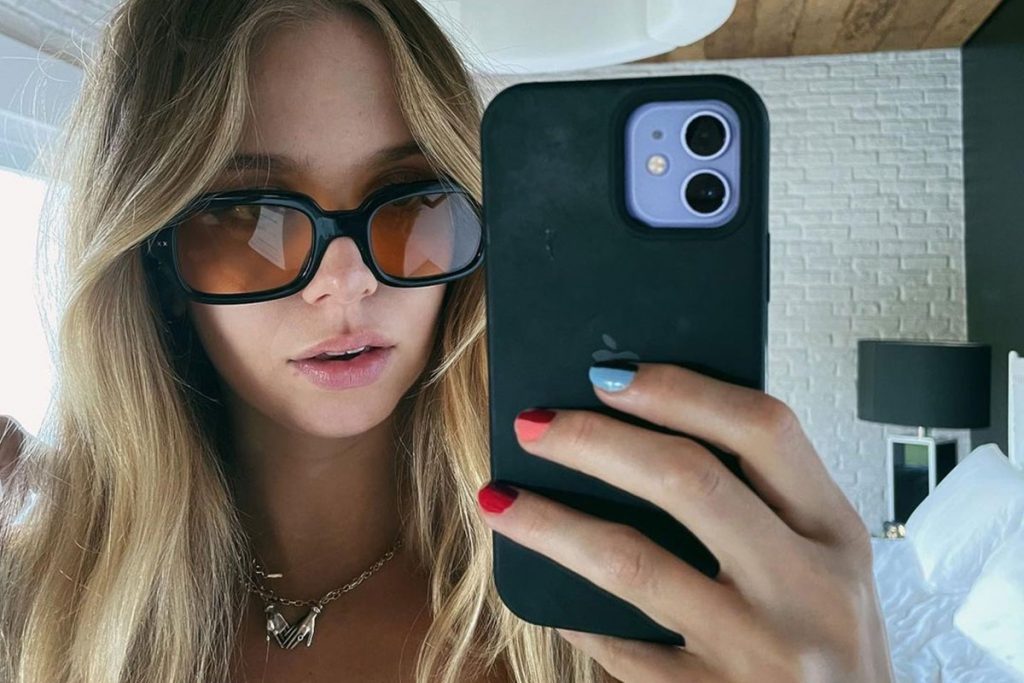 Isabella Scherer exibe barrigão em reta final de gestação