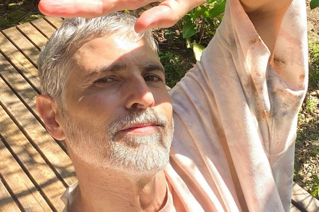 Reynaldo Gianecchini aparece sem barba e recebe elogios: 'Príncipe'