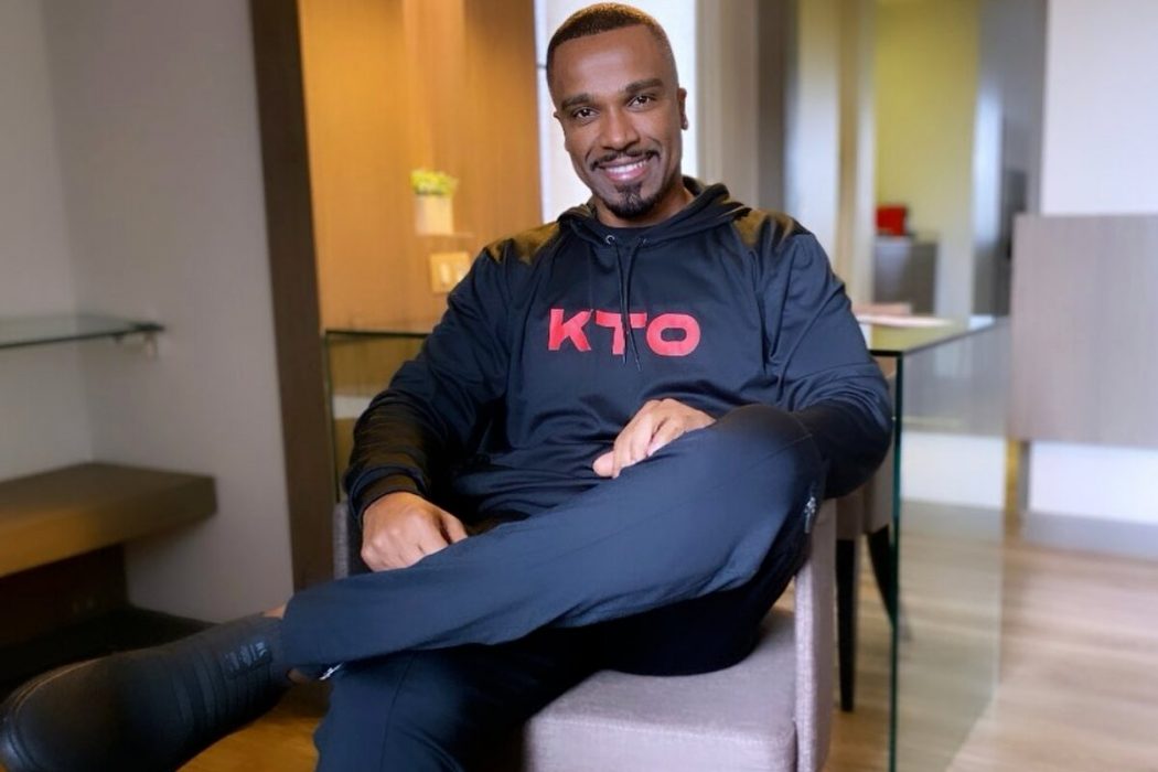 Alexandre Pires percorre 80 quilômetros a pé e passa perrengue