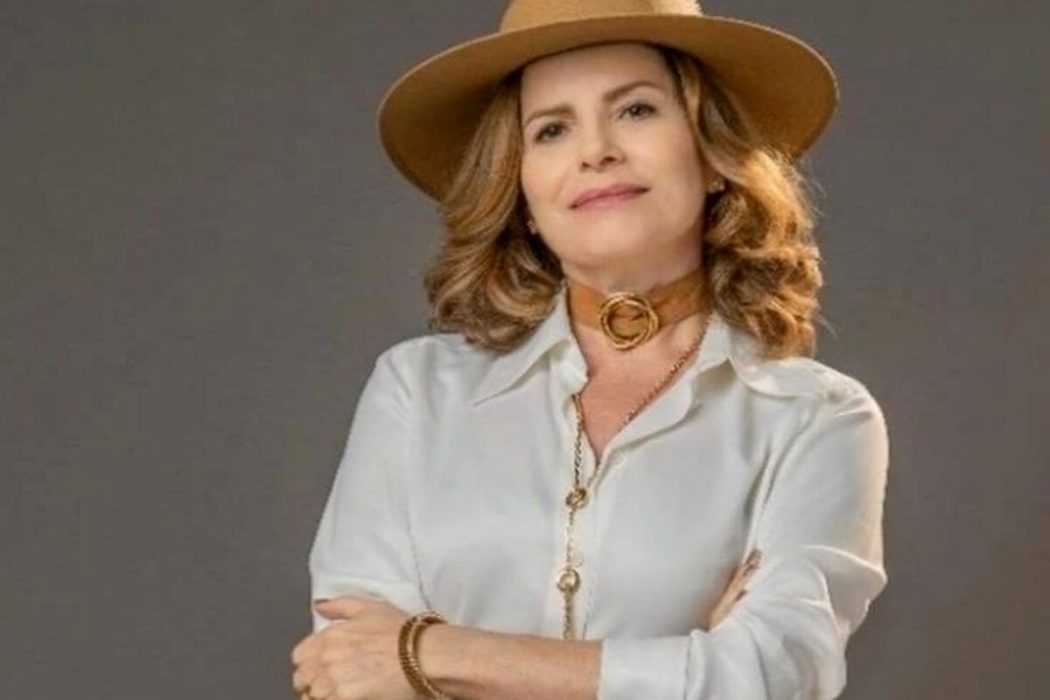 Debora Bloch, de volta às novelas, elogia trama concorrente