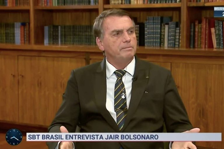 Bolsonaro se emociona e chora em culto evangélico - OFuxico