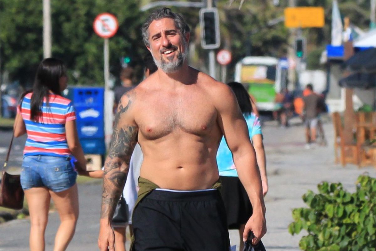 Marcos Mion exibe físico ao caminhar pela orla da Barra da Tijuca. Fotos!