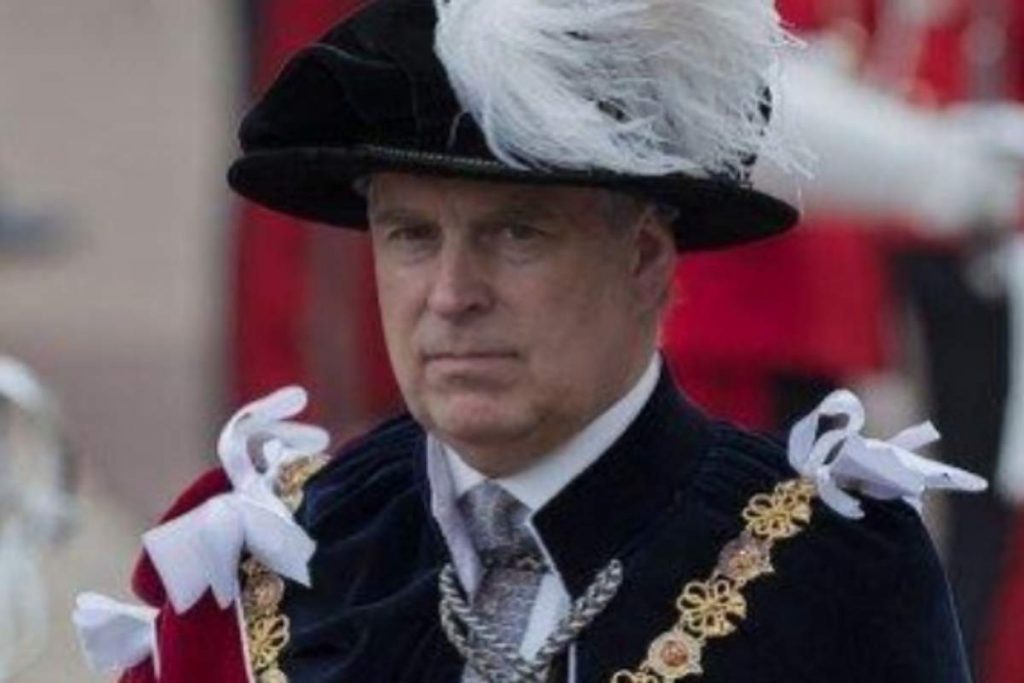 Príncipe Andrew 'pressiona' Rainha Elizabeth II para ter títulos de volta
