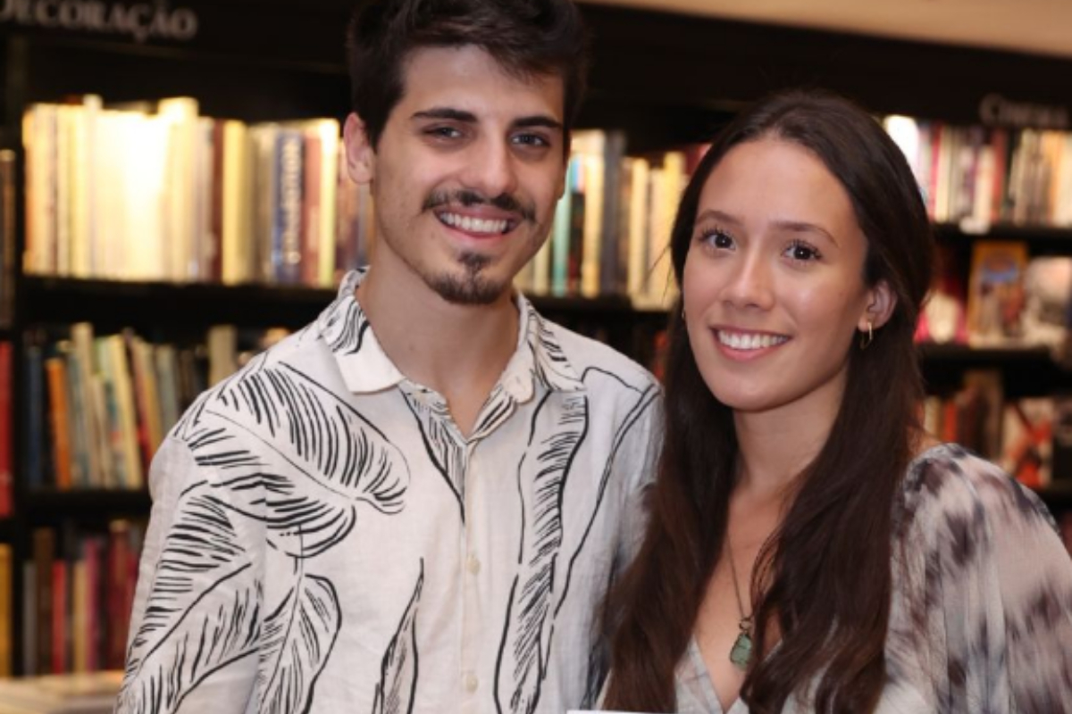 Filho gato de Luigi Baricelli faz aparição rara em lançamento de livro