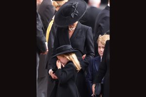 Princesa Charlotte chora muito no funeral da Rainha Elizabeth II