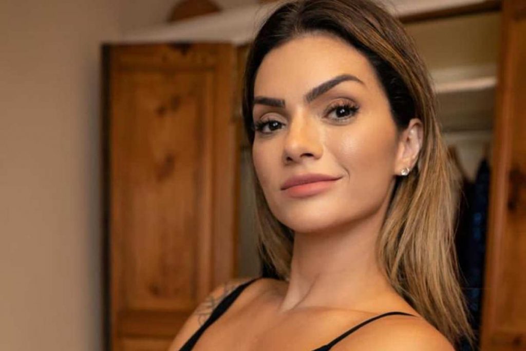 Kelly Key posa na academia e mostra barriga sarada