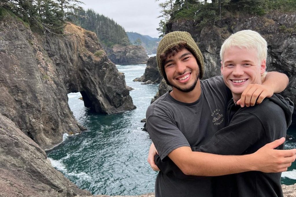 Filho de Kadu Moliterno posa com o namorado