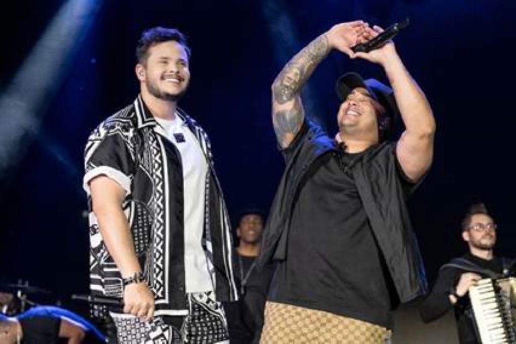 Matheus e Kauan celebram sucesso de hits no top 20 do Spotify Brasil