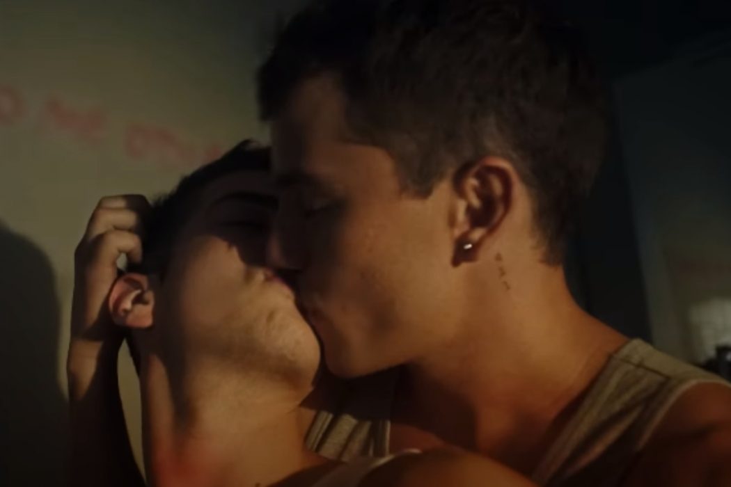 Ator brasileiro e ex-affair de Jade Picon beija galã em trailer de ‘Elite’