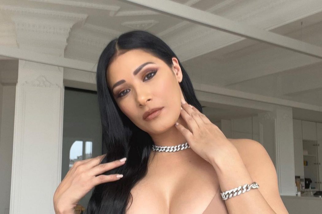 Simaria posa ostentando um super decote