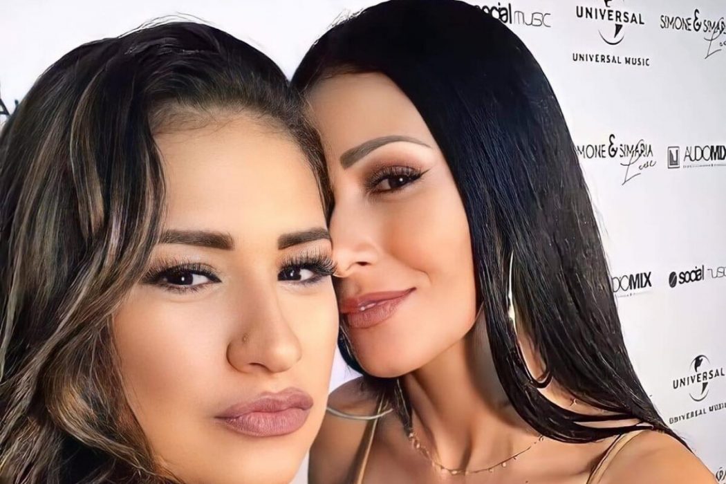 Simaria posa ostentando um super decote