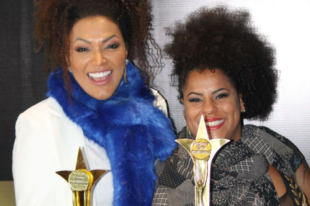 Ex-BBB Janaina do Mar recebe prêmio em São Paulo - OFuxico