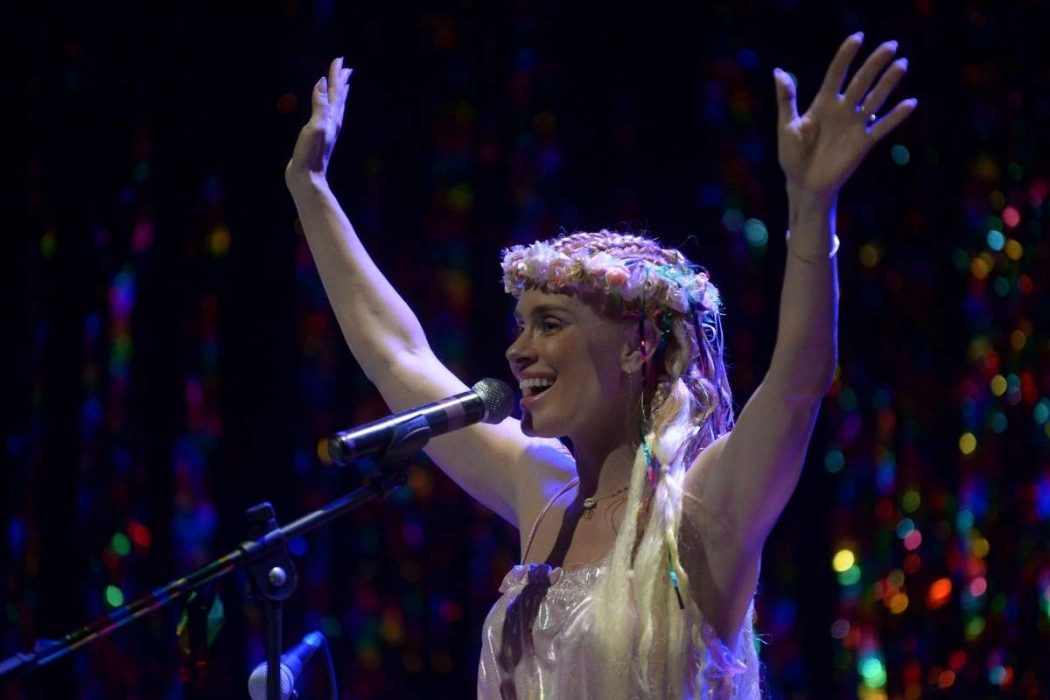 Carolina Dieckmann chega com o show 'Karolkê' em Salvador. Fotos!