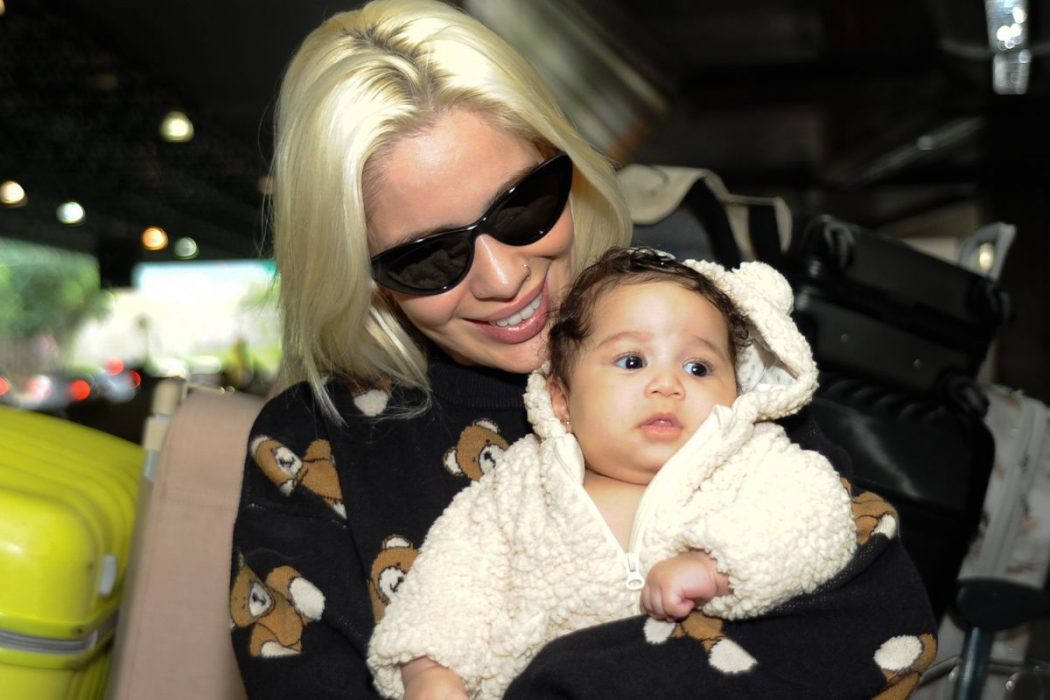 Karoline Lima, ex de Militão, e a filha Cecília chegam ao Brasil