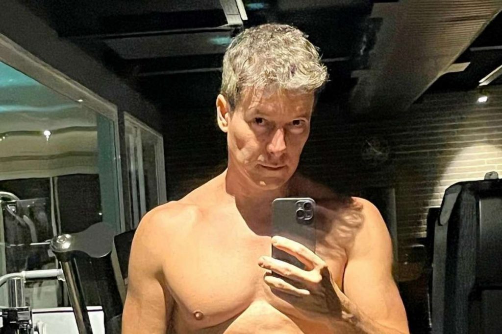 Aos 49 anos, Rodrigo Faro ostenta barriga trincada - OFuxico