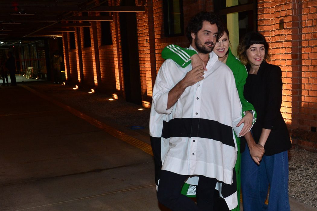 Bárbara Paz ousa em look para evento de cinema