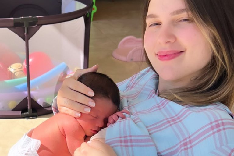 Virginia Fonseca toma banho de sol com a filha Maria Flor