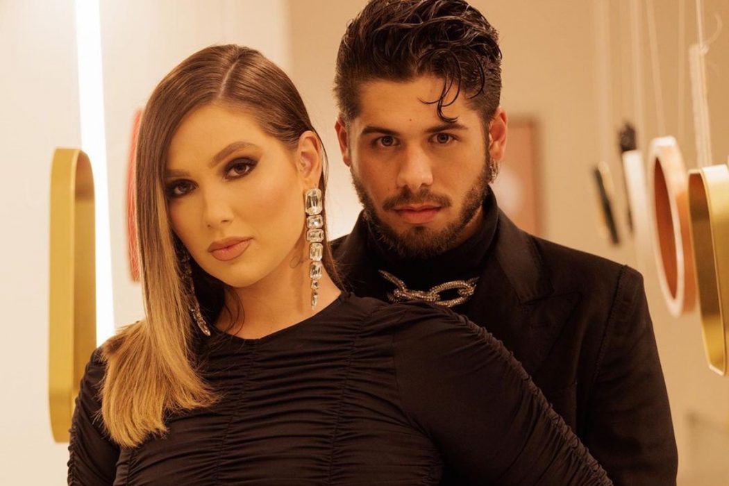 Virginia Fonseca toma banho de sol com a filha Maria Flor