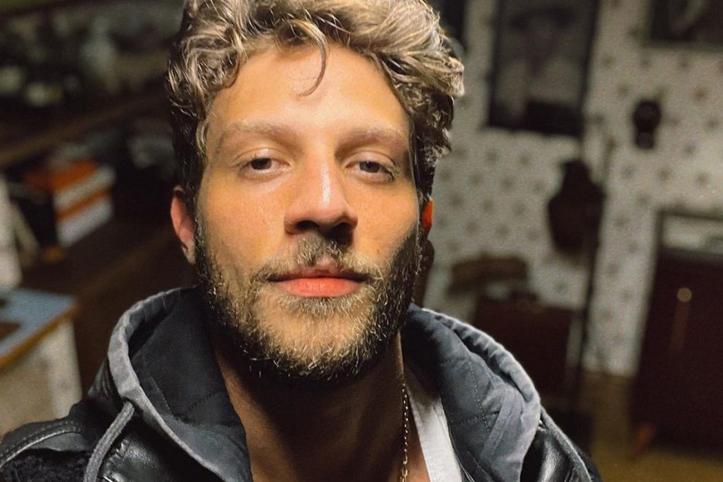 Relembre a carreira de Chay Suede, o Ari de 'Travessia'