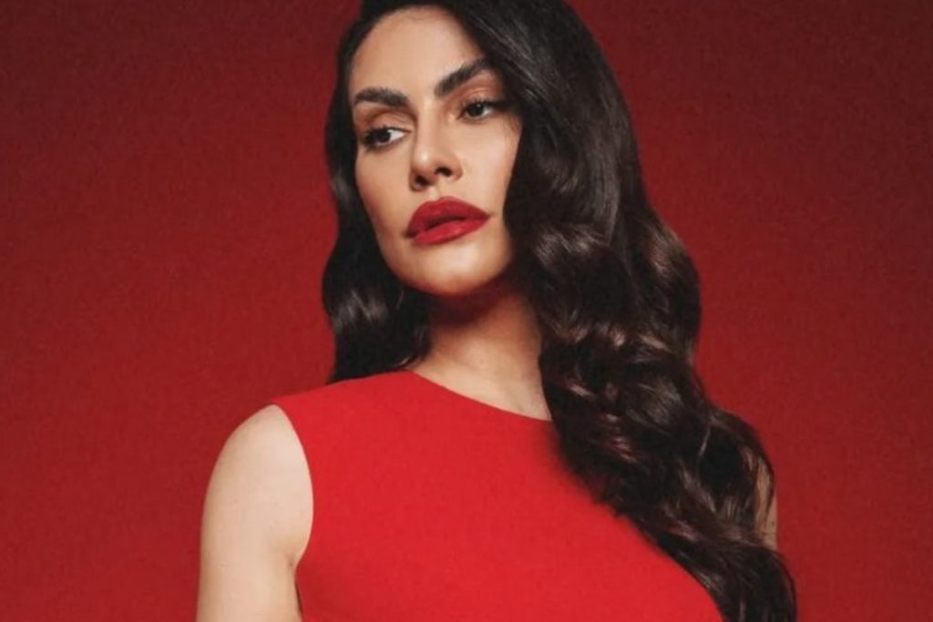 Cleo arrasa no look para pré-estreia de filme