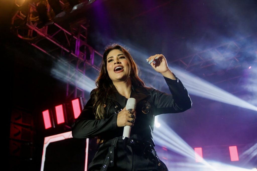 Simone Mendes faz primeiro show após fim oficial da dupla