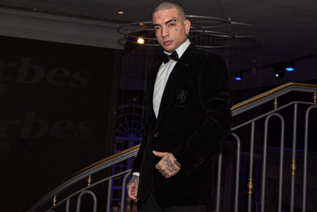 MC Guimê aparece sem aliança pela primeira vez após a separação