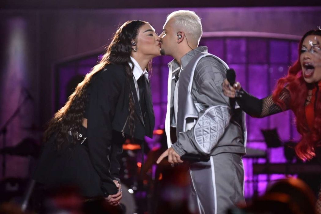 Pedro Sampaio e Pabllo Vittar dão selinho ao vivo. Veja! - OFuxico