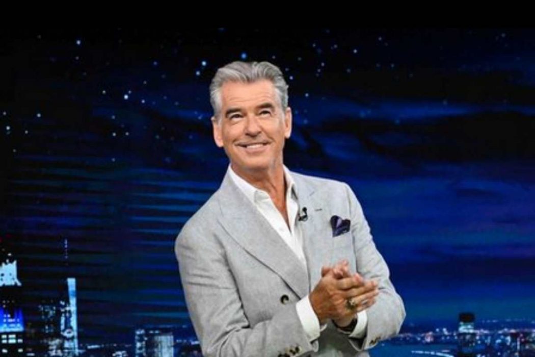 Orgulhoso, Pierce Brosnan apresenta o quarto neto nas redes sociais