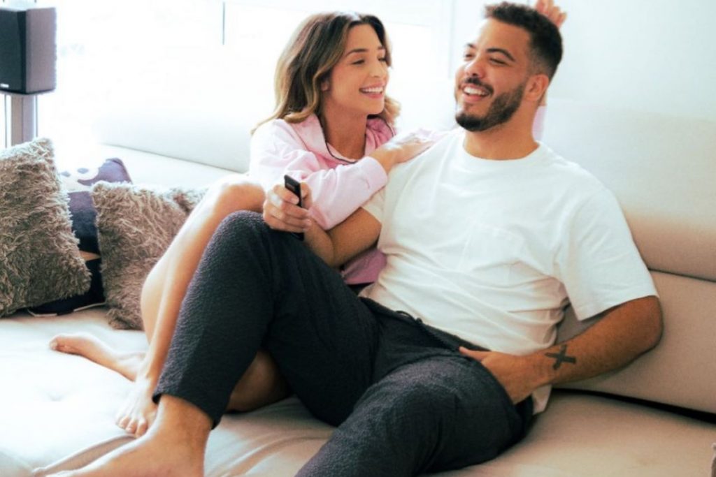 Ronald aparece com garota misteriosa e web logo questiona: "Já?"