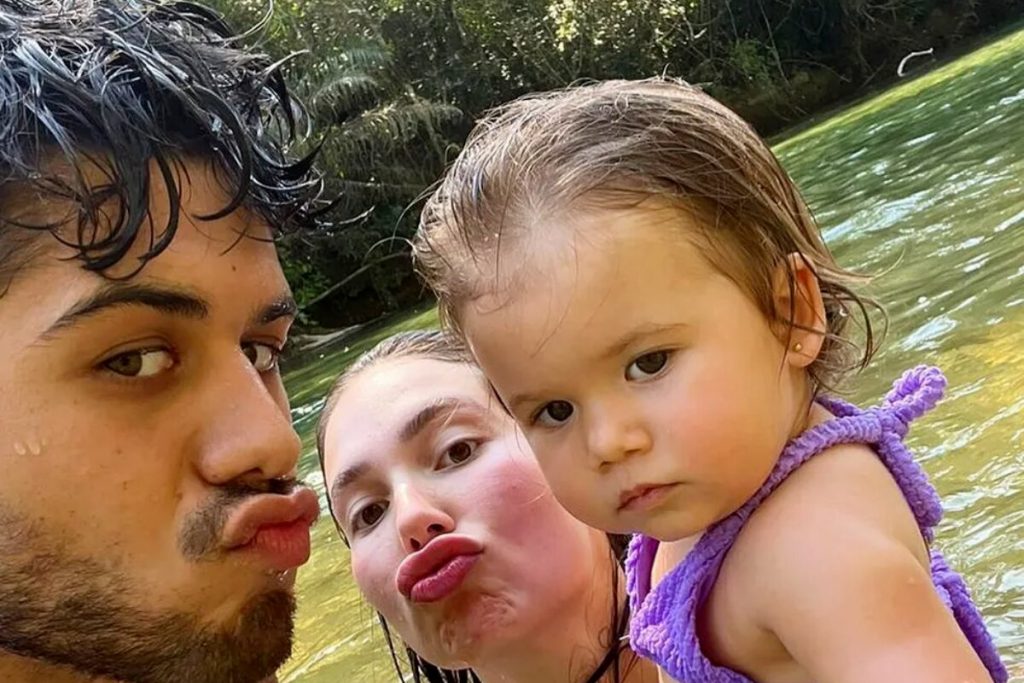 Maria Alice, filha de Virgínia e Zé Felipe, ostenta colar de pérolas ...