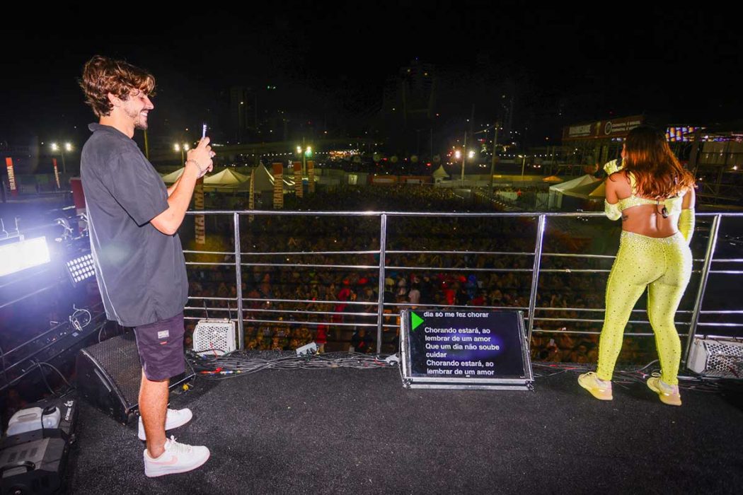 Após internação, Anitta brilha e canta para multidão no Carnatal