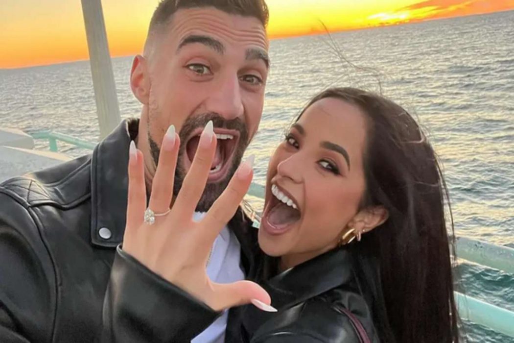 Becky G fica noiva de jogador de futebol americano