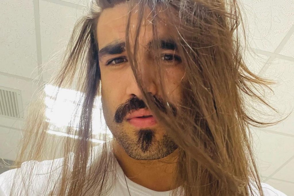 Caio Castro surpreende ao aparecer com os cabelos longos
