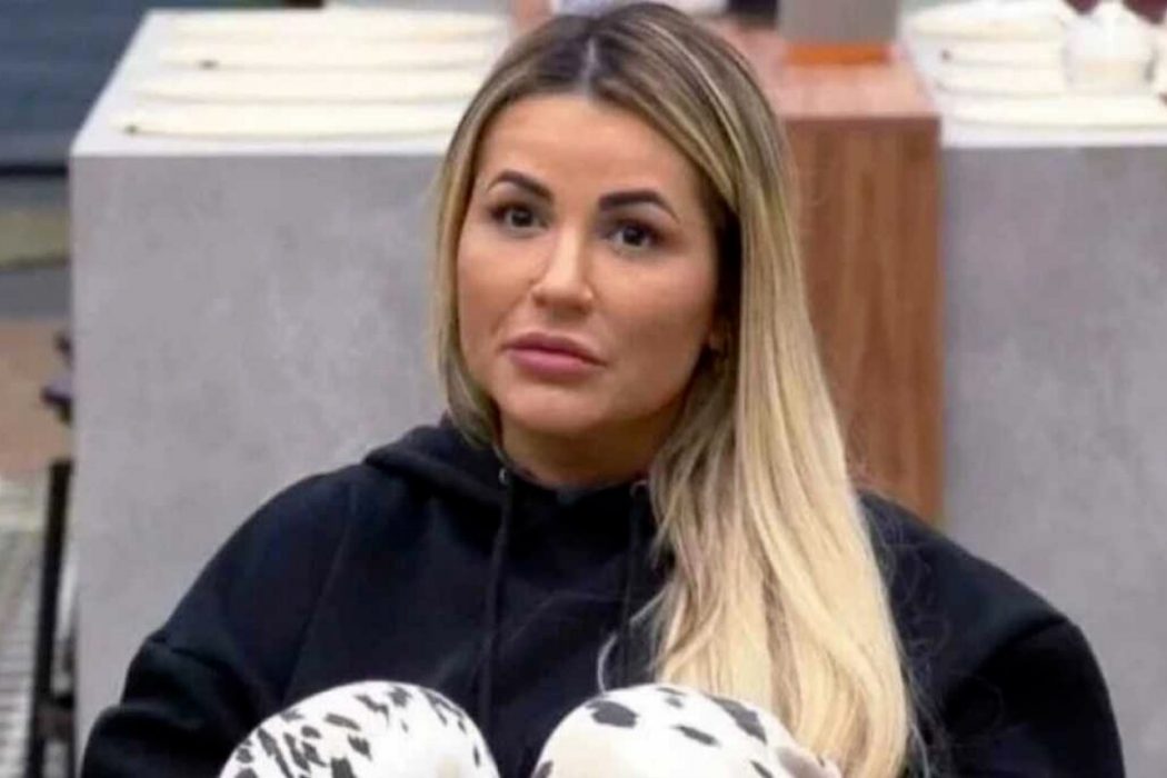 A Fazenda 14: Deolane deixa o reality show, após pressão da família
