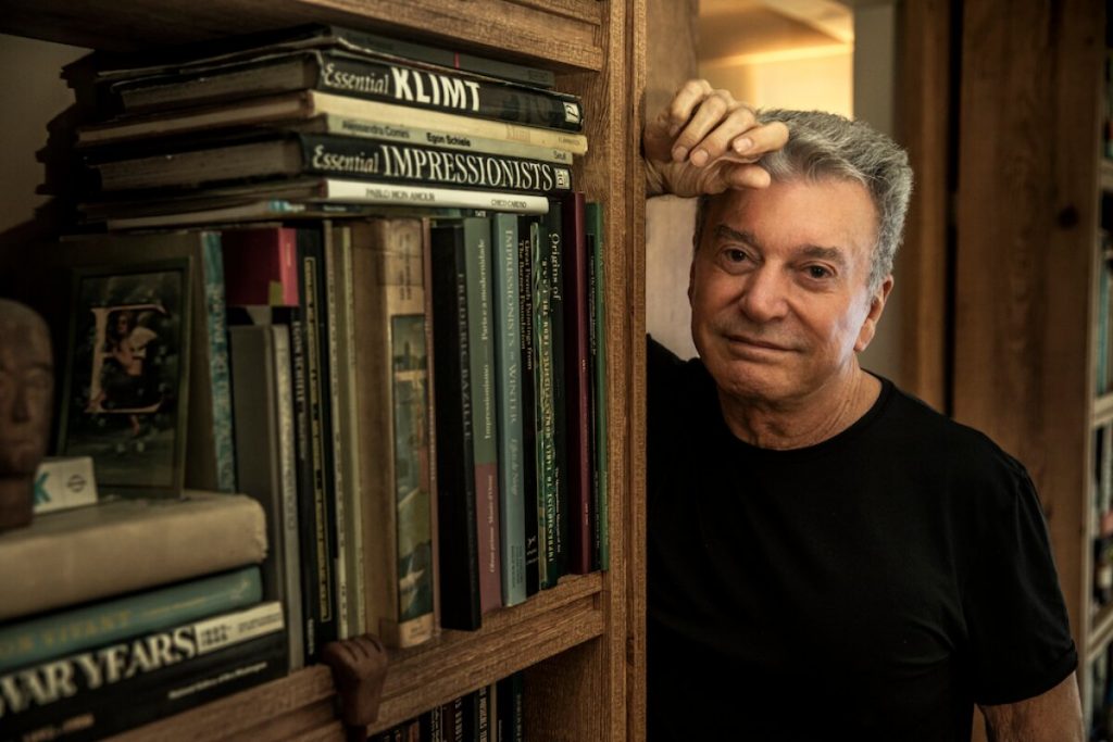 Edney Silvestre chora ao ser da TV Globo após 30 anos na emissora