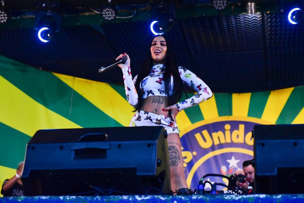 Deolane Bezerra faz festa 0800 pra mais de mil fãs, em São Paulo