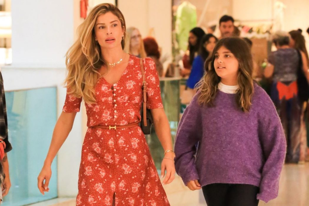 Grazi Massafera e a filha Sofia correm para compras de Natal