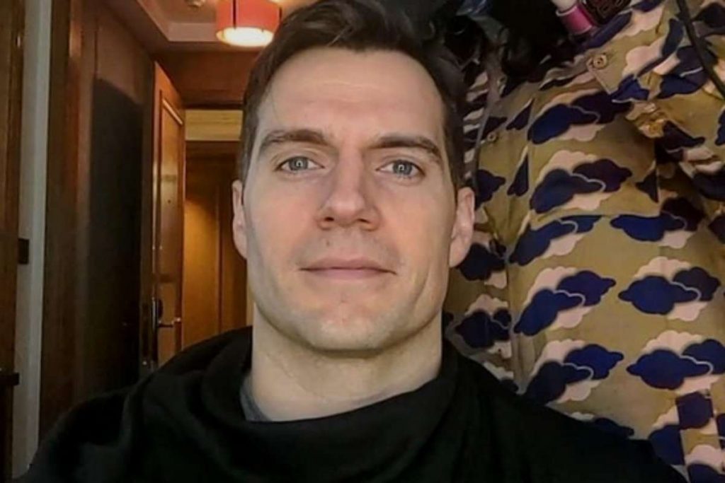 Henry Cavill aparece em trailer como o novo James Bond