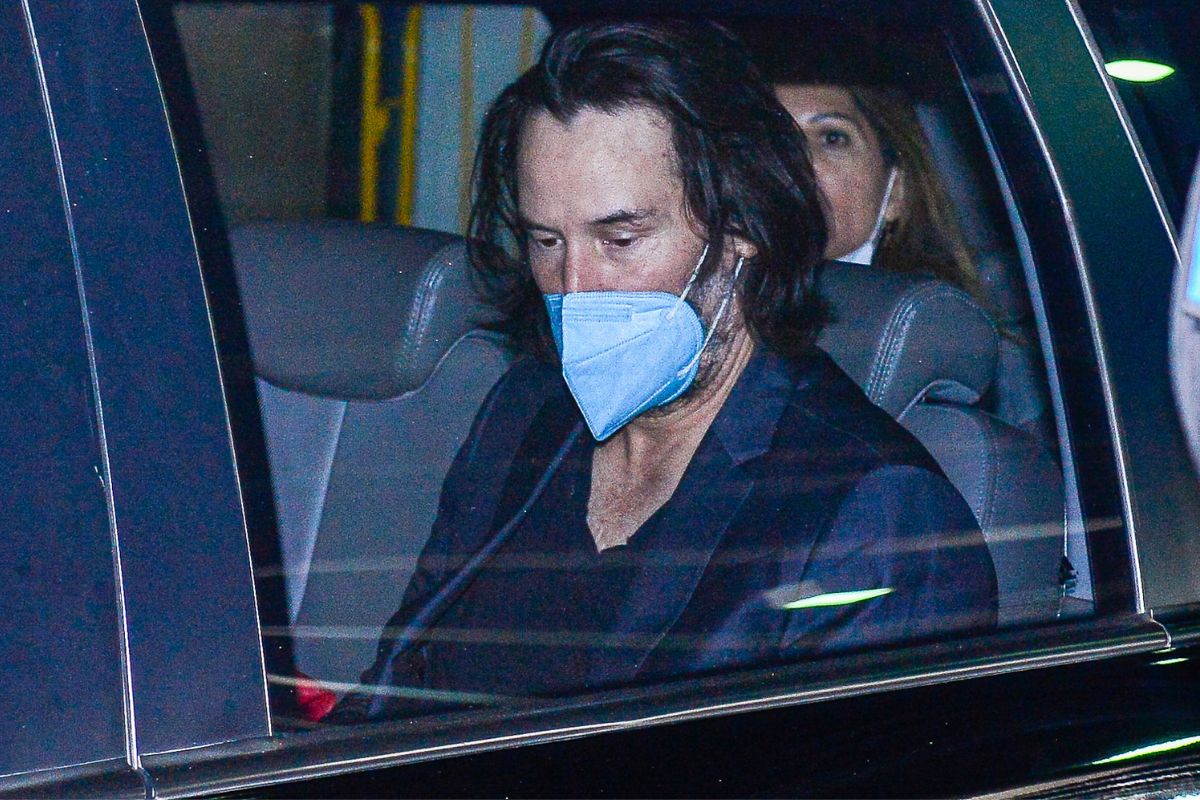 Keanu Reeves chega ao Brasil para a CCXP 2022 e apenas acena aos fãs
