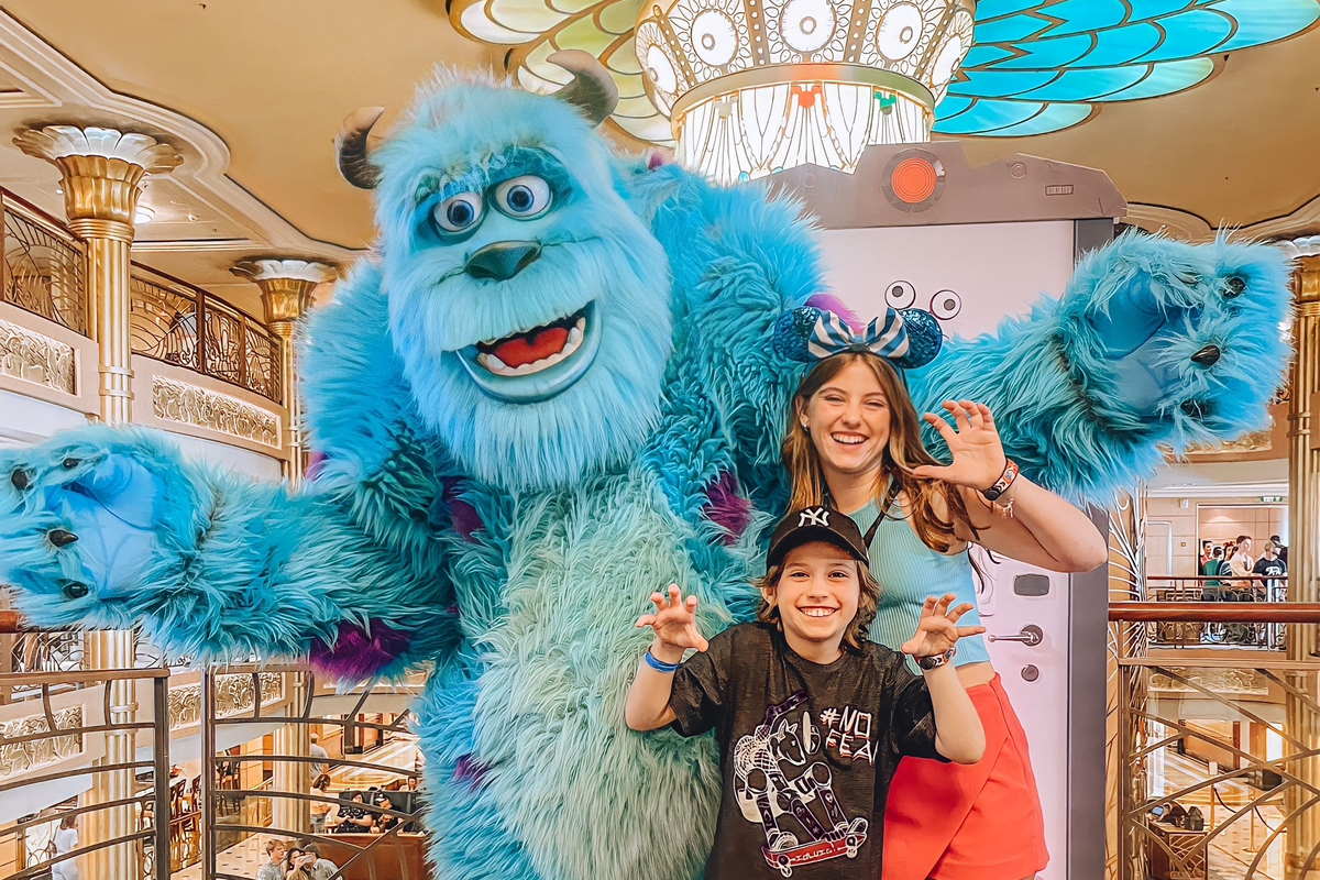 Lorena Queiroz se joga em Cruzeiro da Disney com a família - OFuxico