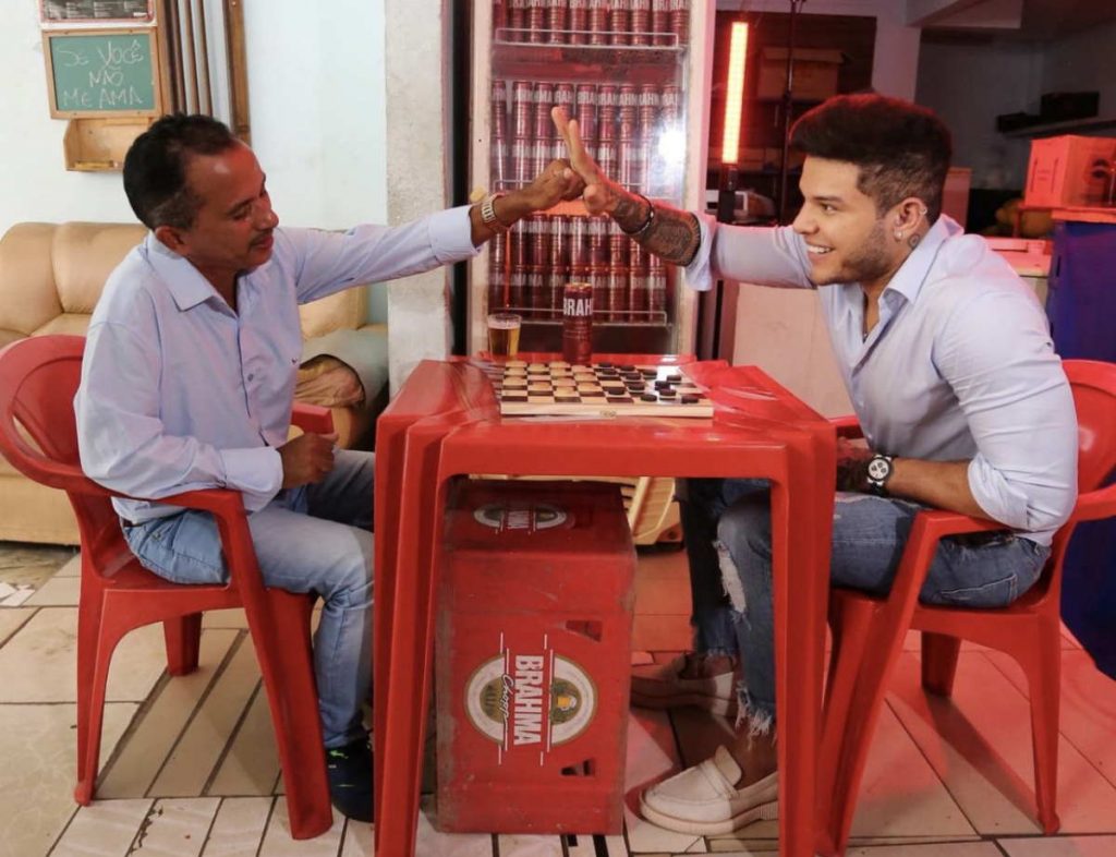 Tierry lança clipe de “Lá ele” com Manoel do Caneta Azul - OFuxico